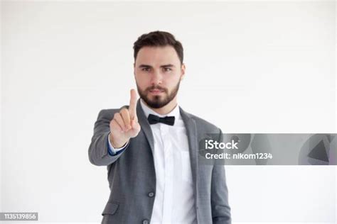 남자는 서 있고 열려있는 손바닥으로 손을 뻗어 보여줍니다 가상 화면을 만지고 사업가 손 가리키기에 대한 스톡 사진 및 기타 이미지 가리키기 남자 수트 Istock