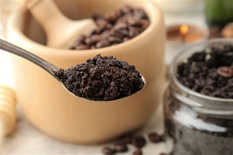 밝은 배경에 숟가락으로 얼굴과 몸을 위한 수제 커피 스크럽 케어 화장품 손수 만든에 대한 스톡 사진 및 기타 이미지 손수 만든 커피 0명 Istock