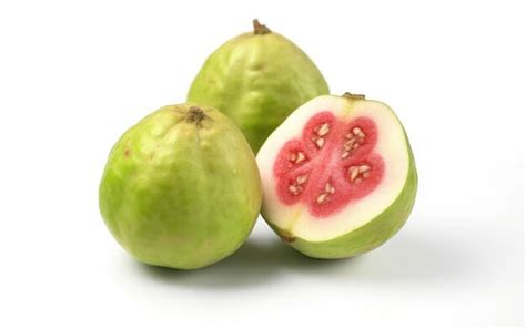 Una Guayaba De Cerca Aislada En Un Fondo Blanco Frutas Tropicales