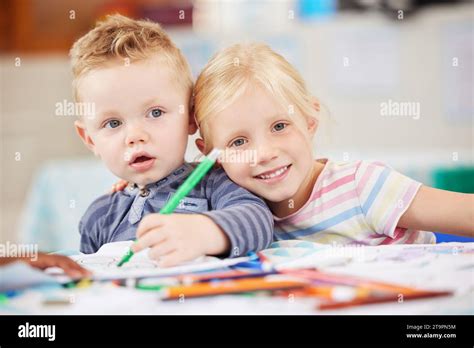 Visage Enfant Ou Ami Avec Le Dessin En Classe Pour L Apprentissage L
