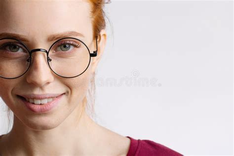 Ritratto Di Giovane Donna Attraente Della Testarossa Che Sorride Con I