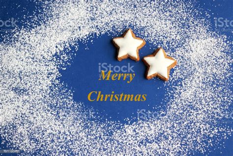 메리 크리스마스 가루 설탕과 견인 스타 쿠키로 블루 인사말 카드 0명에 대한 스톡 사진 및 기타 이미지 0명 가루 설탕 갈색 Istock