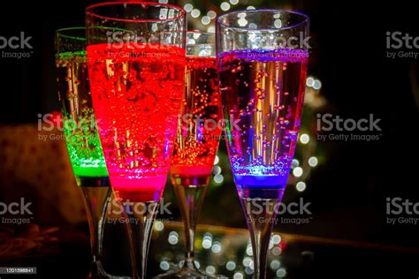 어두운 검은 색 배경에 샴페인 카바 또는 Prosecco로 가득 다채로운 파티 안경 빨간색 파란색과 녹색 거품과 축하를위한 준비 0명에 대한 스톡 사진 및 기타 이미지
