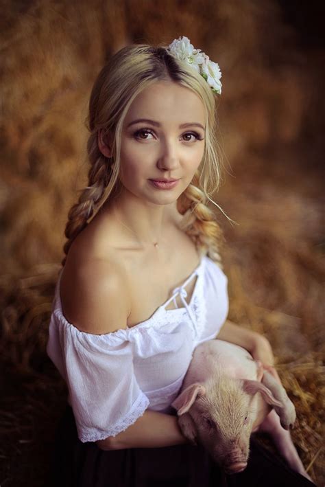 Девушка в деревне идея фотосессии с животными Фотография с поросенком Русская девушка