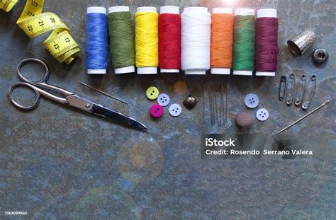 바느질 기구 세트 테이프 측정 가위 다양한 모양과 크기의 버튼 컬러 바느질 바늘과 실 칠판 배경의 골무 및 안전 핀 복사 공간 0명에 대한 스톡 사진 및 기타 이미지