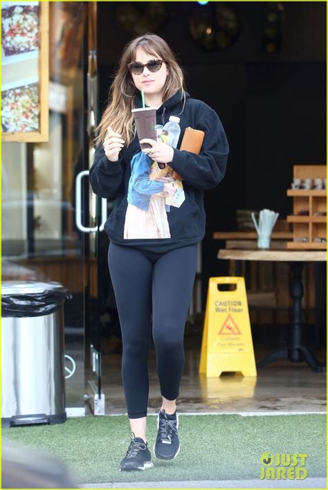 Dakota Johnson Picks Up A Smoothie Before Her Workout Photo 3942237