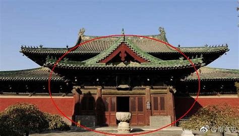 抱厦是建筑术语，是指在原建筑之前或之后接建出来的小房子。隋唐以后，建筑组合上有了较大的发展，在主建筑的四面都可接建，在左右侧的称 挟屋