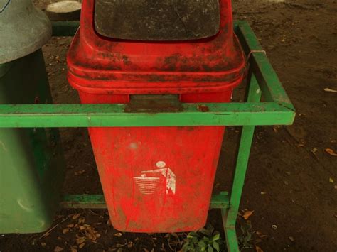 Premium Photo Garbage Dumps Are Placed In City Parks