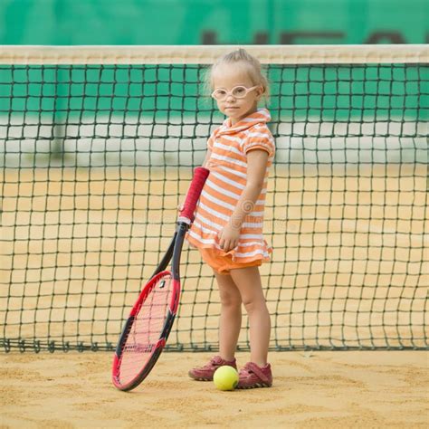 Schönes Mädchen Mit Down Syndrom Das Tennis Spielt Stockfoto Bild