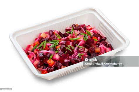 Vinegret 또는 Vinaigrette 러시아어 레드 샐러드와 조리 및 절인 야채 완두콩 비트 뿌리 플라스틱 용기에 갈 음식 밝은 배경에 러시아식 샐러드에 대한 스톡