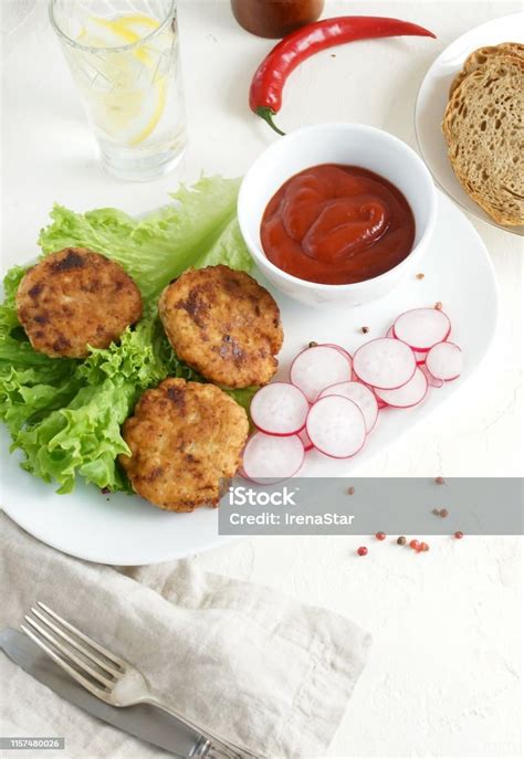 샐러드 잎 양상추 소스 탑 뷰를 곁들인 홈메이드 프라이드 치킨 고기 커틀릿 0명에 대한 스톡 사진 및 기타 이미지 0명 고기 구 Istock