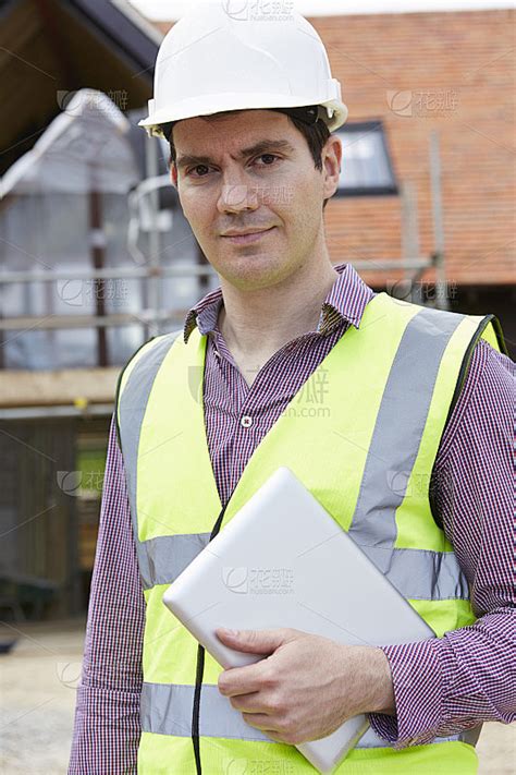 建筑师在建筑工地与数字平板电脑