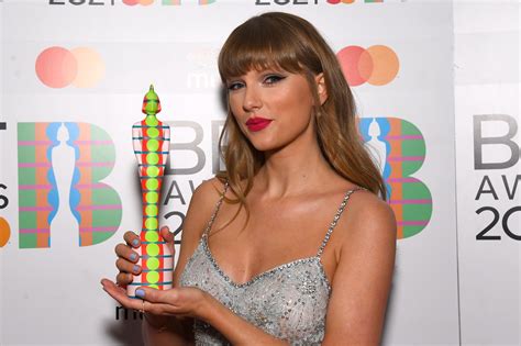 Taylor Swift Only Attends NFL Games to Support Travis Kelce, Unaware of ...