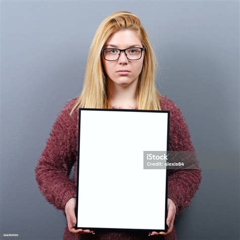 빈 사인 보드를 들고 심각한 여자의 초상화입니다 회색 배경 서명 카드와 젊은 여자의 스튜디오 초상화 공란에 대한 스톡 사진 및 기타 이미지 Istock