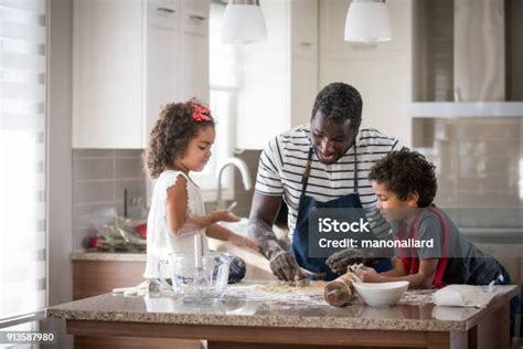 3 5 세의 그의 2 명의 아름 다운 혼합된 인종 아이 들과 함께 요리 하는 아이 티어 아버지 아이티 민족에 대한 스톡 사진 및 기타 이미지 Istock
