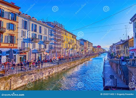 Terraplenes De Naviglio Grande Canal Milan Italy Fotografía Editorial