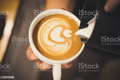 여자 바리 스타의 근접 촬영 이미지를 들고 우유를 붓는 커피 한잔 갈색에 대한 스톡 사진 및 기타 이미지 갈색 디자인 따르기 Istock