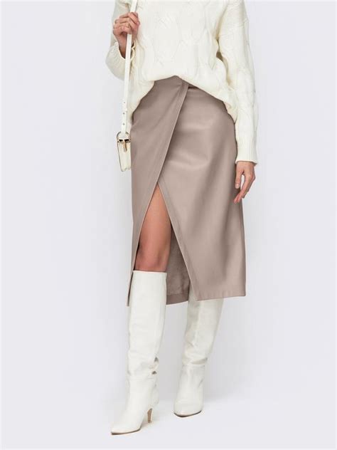 Ідеальна шкіряна спідниця зі спокусливим розрізом на запах бежева юбка