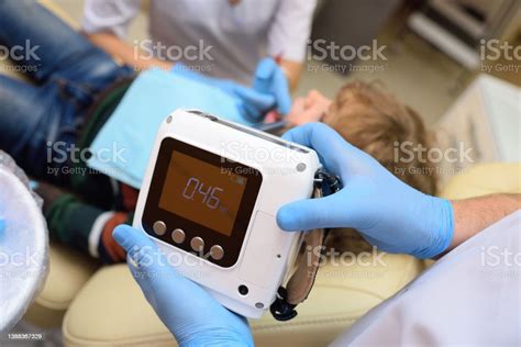 고무 장갑을 낀 클로즈업 치과 의사가 현대 치과 진료소에서 어린이 환자의 치아의 X 선을 수행합니다 3 명에 대한 스톡 사진 및 기타 이미지 Istock