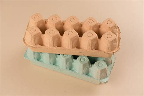 펄프 달걀 상자는 밝은 갈색 배경 위에 펄프와 천연 짚으로 만들었습니다 환경 친화적 인 계란 상자 지속 가능한 식품 포장 개념 플랫 레이 모형 0명에 대한 스톡 사진 및