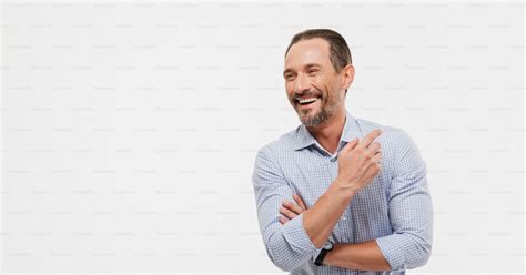 흰색 배경 위에 고립되어 서 있는 웃고 있는 성숙한 사업가의 이미지 옆으로보고 사진 Unsplash의 셔츠 이미지