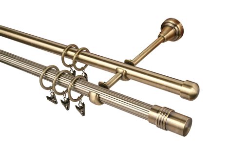 Cornisa De Cortina Metálica Y Remates Sobre Fondo Blanco Remate