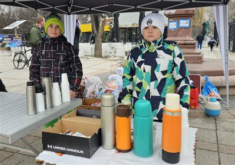 Ni Zima Im Ne Smeta Hrabri Dečaci Prodaju čaj Da Pomognu Maloj Nađi Koja Boluje Od Teške