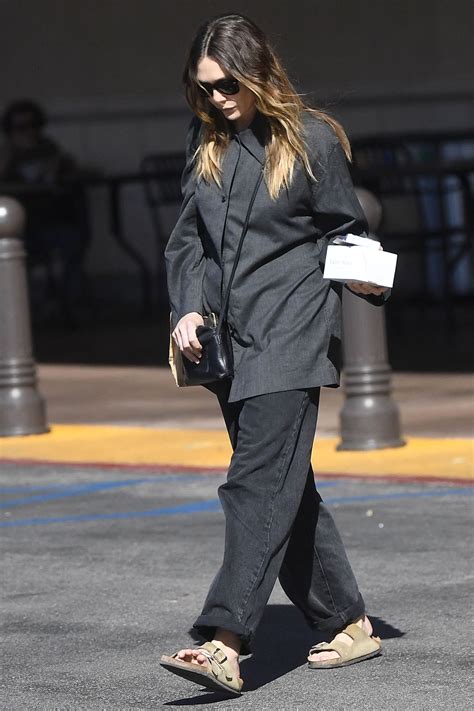 Elizabeth Olsen Make Up Free In An All Black Outfit Shopping At