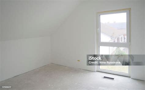 다락방 천장과 프렌치 윈도우가 있는 흰색 빈 페인트 룸 지붕의 경사와 다락방 침실의 디자인 파노라마 창 다락방 공간 내장 된