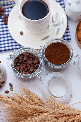 커피 탑 뷰의 흰색 컵 분쇄 커피와 곡물 아침 식사는 테이블에 있습니다 커피 배경입니다 상쾌한 음료는 여전히 삶입니다 집에서 음식 갈색에 대한 스톡 사진 및 기타 이미지