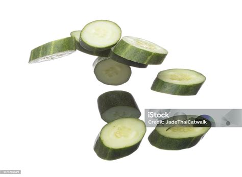 오이 파리 가을 녹색 신선한 야채 오이 컷 슬라이스 긴 오이의 잎을 먹은 유기농 신선한 야채 질감을 닫습니다 흰색 배경 격리 동결 모션 고속 셔터 0명에 대한 스톡 사진 및