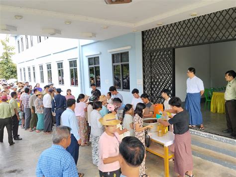 ကန့်ဘလူ၌ နိုင်ငံ့၀န်ထမ်းများအားစားအုန်းဆီများ ပြင်ပပေါက်ဈေးထက် ဈေးနှုန်းသက်သာစွာ ရောင်းချပေး