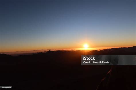 이집트 시나이의 세인트 캐테린의 모세 산 꼭대기의 아름답고 고요한 일출 0명에 대한 스톡 사진 및 기타 이미지 0명 경관 관광 Istock