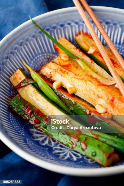 한국피클오이의 김치 칠리 페퍼 마늘 그린 양파를 곁들인 오이 절임 블루 플레이트 클로즈업 건강한 생활방식에 대한 스톡 사진 및 기타 이미지 Istock