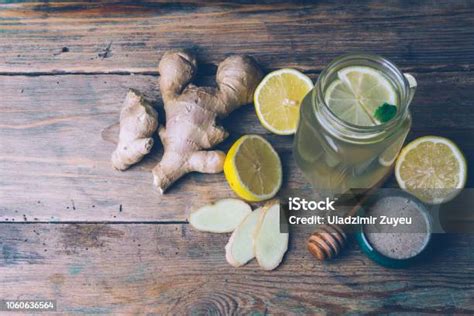 꿀 레몬과 생강 나무 배경에 뜨거운 음료 자연 의학의 개념입니다 겨울 또는을 음료입니다 공간 복사 갈색에 대한 스톡 사진 및 기타 이미지 Istock