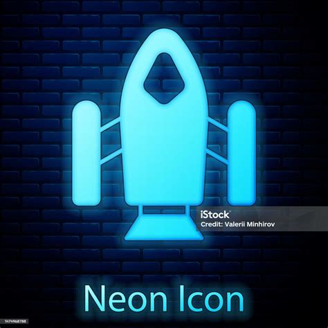 벽돌 벽 배경에 고립 된 빛나는 네온 로켓 선박 아이콘 우주 여행 벡터 Launch Party에 대한 스톡 벡터 아트 및 기타 이미지 Launch Party 개념