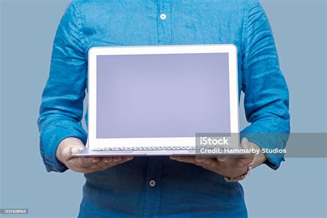 회색 배경 위에 공간을 복사하는 빈 화면으로 노트북을 들고 인식 할 수없는 남자의 샷 노트북에 대한 스톡 사진 및 기타 이미지 노트북 쥠 컷아웃 Istock