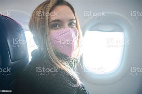 코로나 바이러스 보호 조치로 인해 비행기로 여행하는 동안 얼굴 마스크를 착용 한 여성의 초상화 증권 시세 표시기 공항에 대한 스톡 사진 및 기타 이미지 Istock