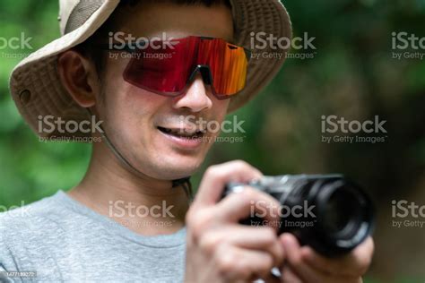 행복한 아시아 사진 작가 여행 및 디지털 카메라와 배낭 여행자로 사진을 찍어 높은 산의 자연 숲에서 트레킹 주말에 취미 활동 30 34세에 대한 스톡 사진 및 기타 이미지