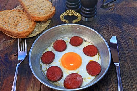 터키 식 아침 식사 음식 Sahanda Sucuk 소시지 계란 소시지 격리 된 흰색 배경 스크램블 소시지 달걀을 곁들인 터키 식 오믈렛 계란 노른자에 대한 스톡 사진 및