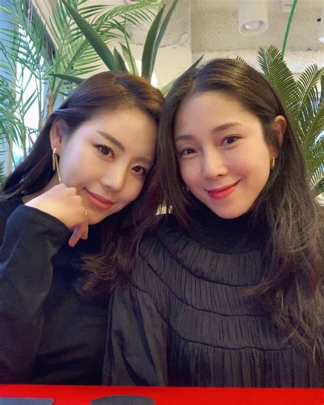 나는 북극광의 신비로운 광경을 직접 보고 싶어 노르웨이의 트롬쇠에서는 겨울 하늘이 화려한 북극광으로 밝혀진다고 들었어🌌 색깔이 다채롭고 마치仙境 같아🏞️ 차가운 밤에