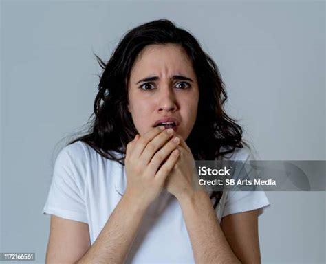 두려움 불안 제스처를 만드는 두려움과 충격을 느끼는 젊은 라틴 여성의 초상화 겁에 질린 모습 공간을 복사합니다 부정적인 인간의 표정과 감정 개념 갈색 머리에 대한 스톡 사진