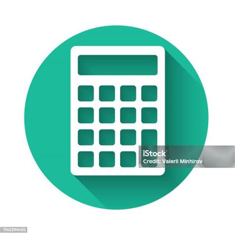 긴 그림자와 고립 된 흰색 계산기 아이콘 회계 기호입니다 비즈니스 계산 수학 교육과 금융 녹색 원 버튼을 클릭 합니다 벡터