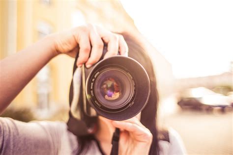 무료 이미지 손 흐림 소녀 여자 과학 기술 사진술 사진 작가 여름 DSLR 어린 반사 렌즈 장비 여가 팔 닫다 인간의 몸 옥외 맑은