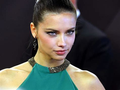 Así Lució La Modelo Brasileña Adriana Lima Con Un Lujoso Vestido Verde