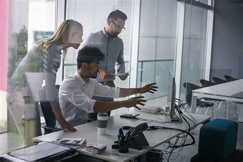 비즈니스 사람들이 기술을 사용 하 여 및 문서를 확인입니다 사업 사람들은 사무실에서 3 명에 대한 스톡 사진 및 기타 이미지