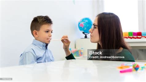 어린이 음성 치료 개념입니다 여성 음성 치료사와 올바른 발음을 연습 미취학 아동 6 7 살에 대한 스톡 사진 및 기타 이미지 6 7 살 개념 개발 Istock