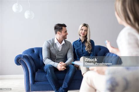 가족 심리학자와 치료 세션 후 젊은 행복 한 커플 복고풍에 대한 스톡 사진 및 기타 이미지 복고풍 소파 양 부모 Istock