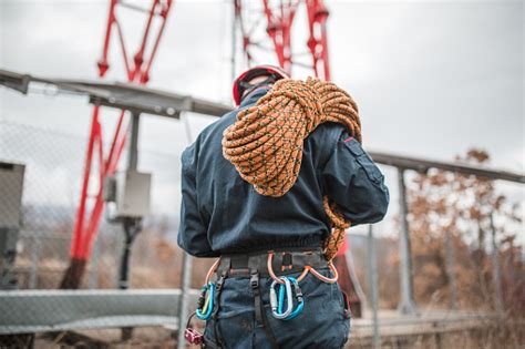 제복을 입은 작업자의 뒷모습이 중계기 수리를 준비하고 있다 공사장 인부에 대한 스톡 사진 및 기타 이미지 공사장 인부 관로 가솔린 Istock