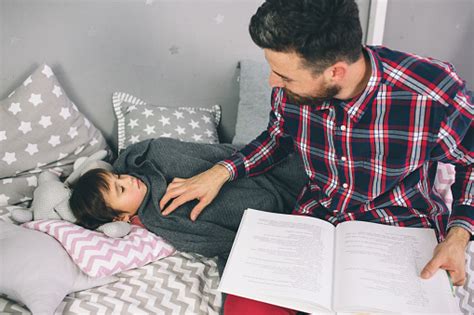 Ayah Membaca Buku Untuk Putrinya Sambil Berbaring Di Tempat Tidur Di Kamar Tidur Foto Stok ...
